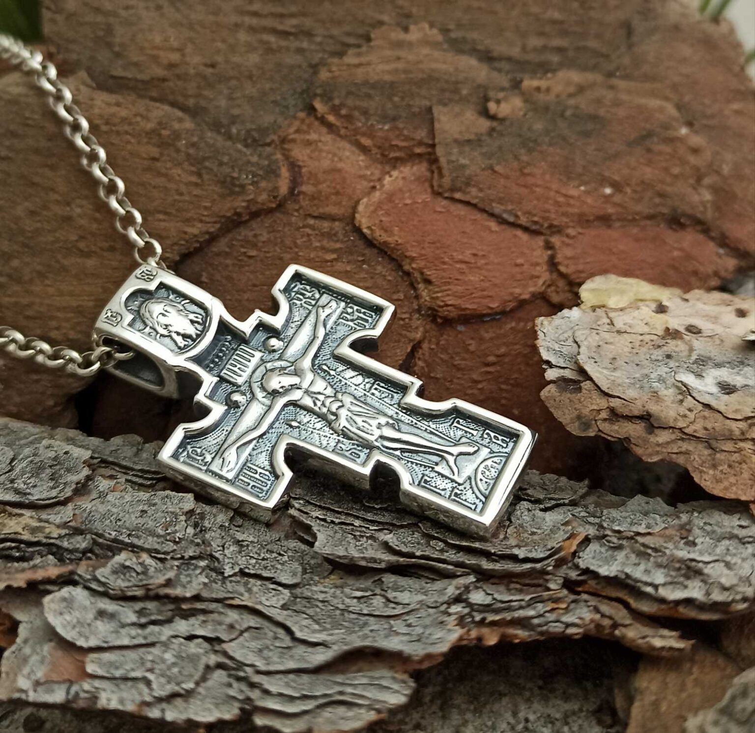 Сребърен кръст с разпятието на Исус Христос и образа на Архангел Михаил