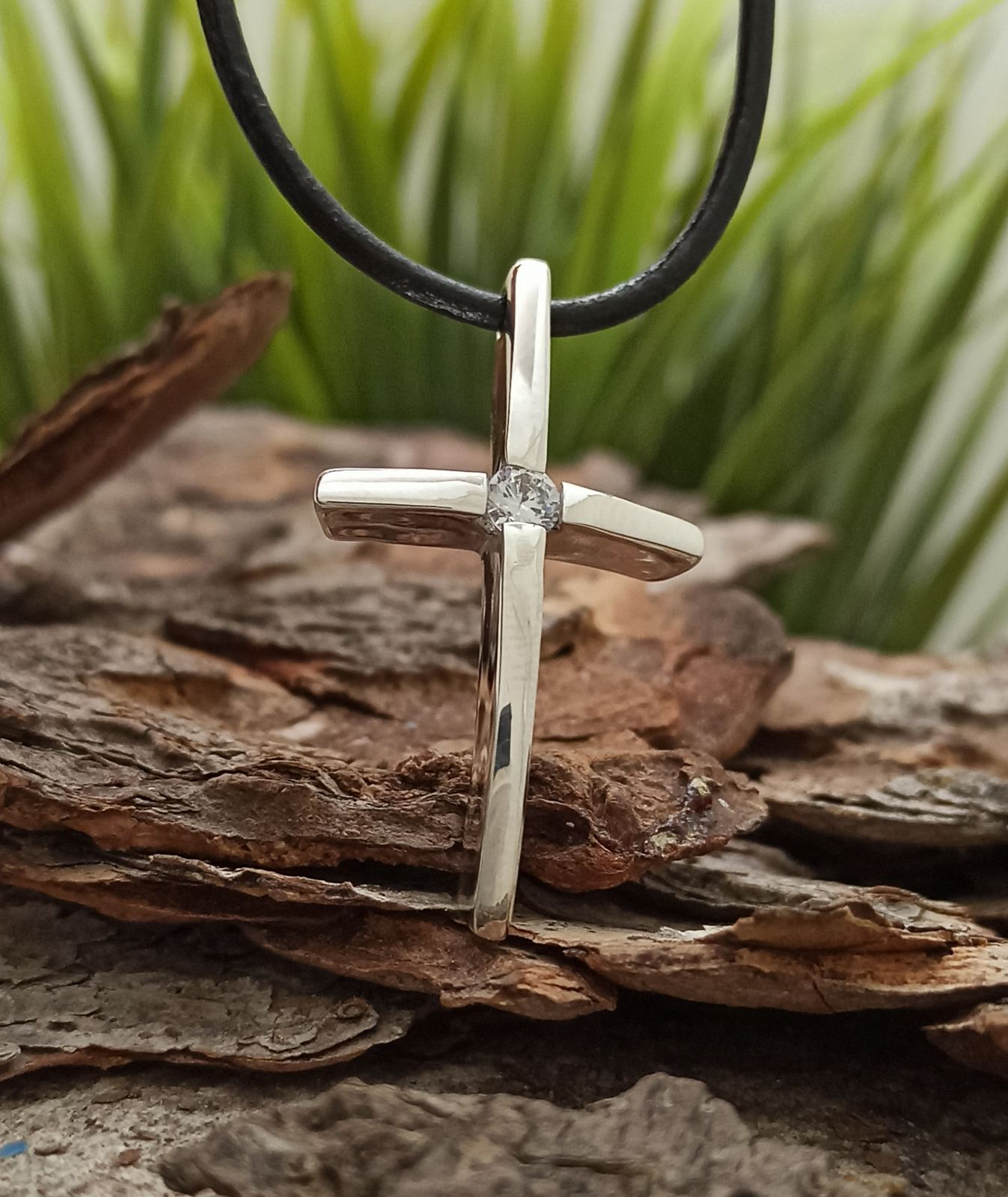 Стилизиран сребърен кръст с бял цирконий